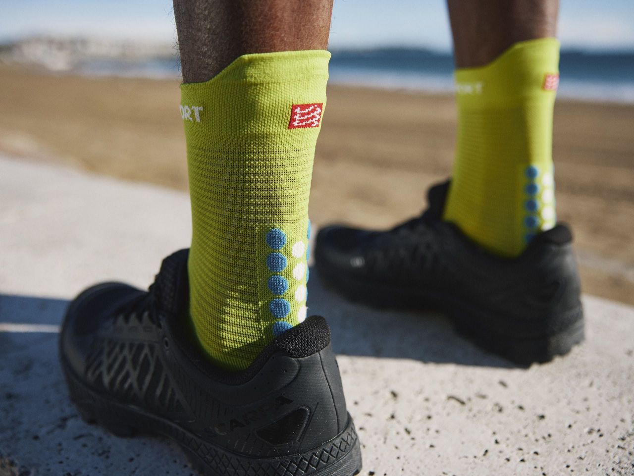 COMPRESSPORT PRO RACING SOCKS V4.0 RUN HIGH PRIMROSE ET FJORD BLUE ...